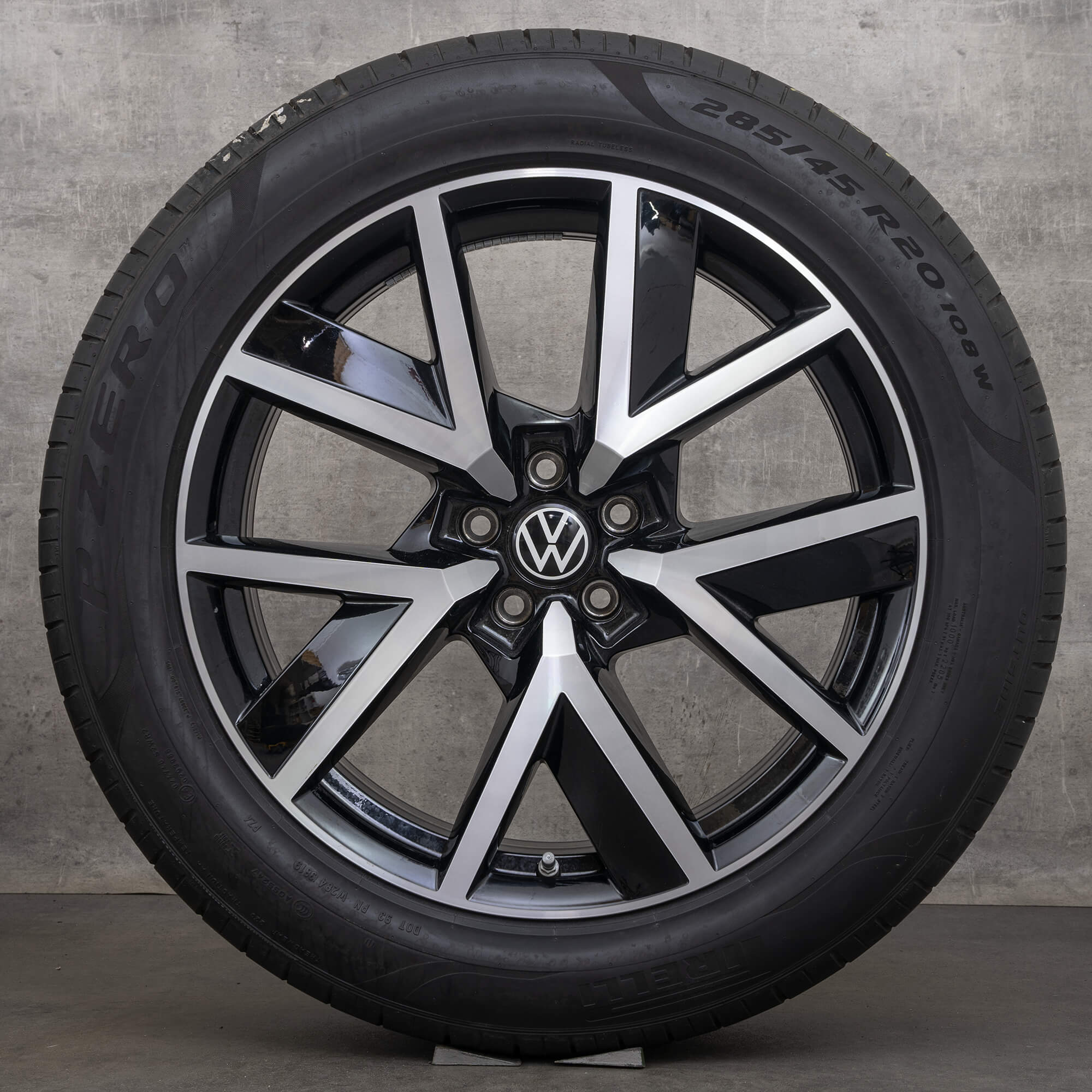VW Touareg III CR summer wheels 20 inch rims Braga tires 760601025R