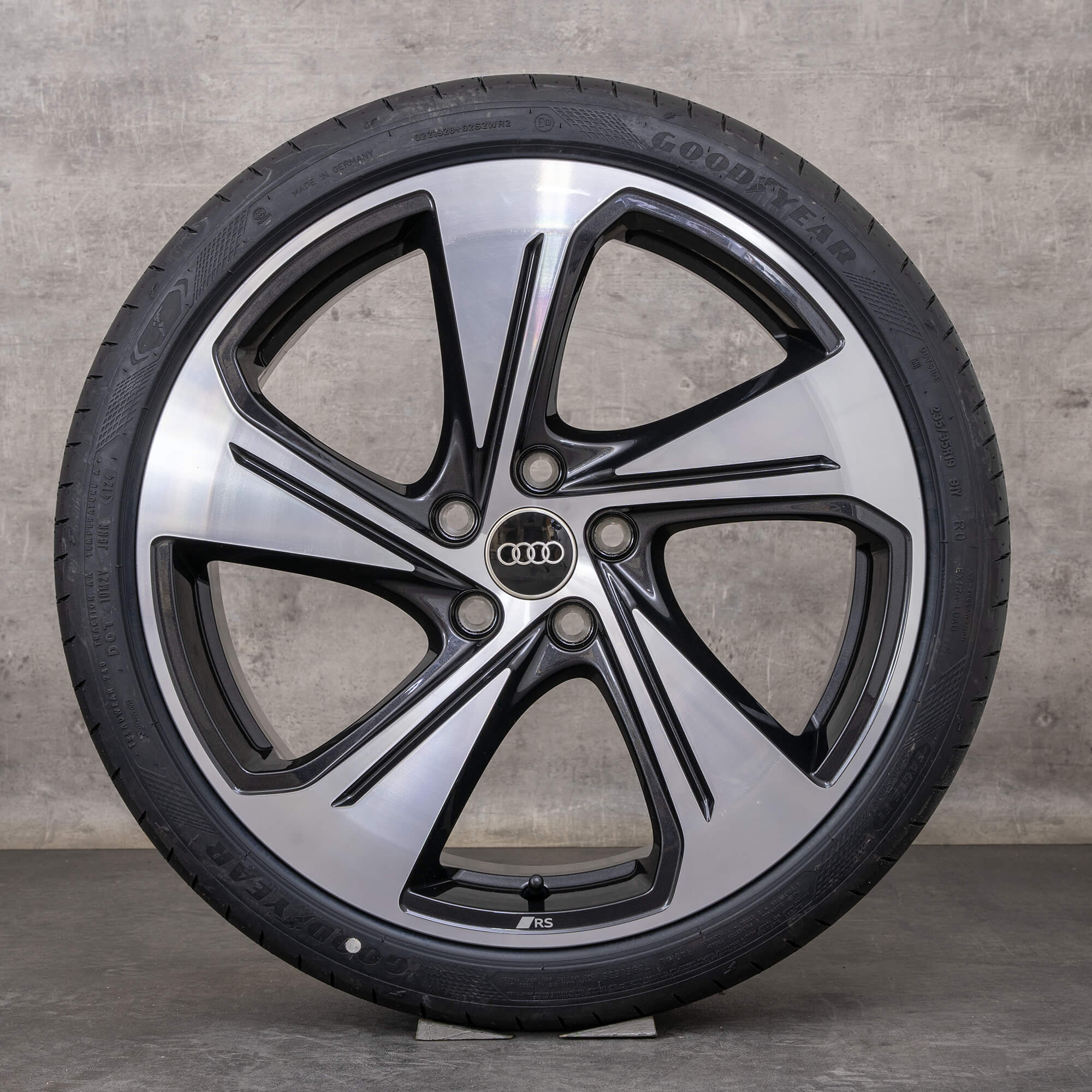 Original zimní pneu s disky Audi A3 S3 19palcové ráfky na auto 8Y RS ...