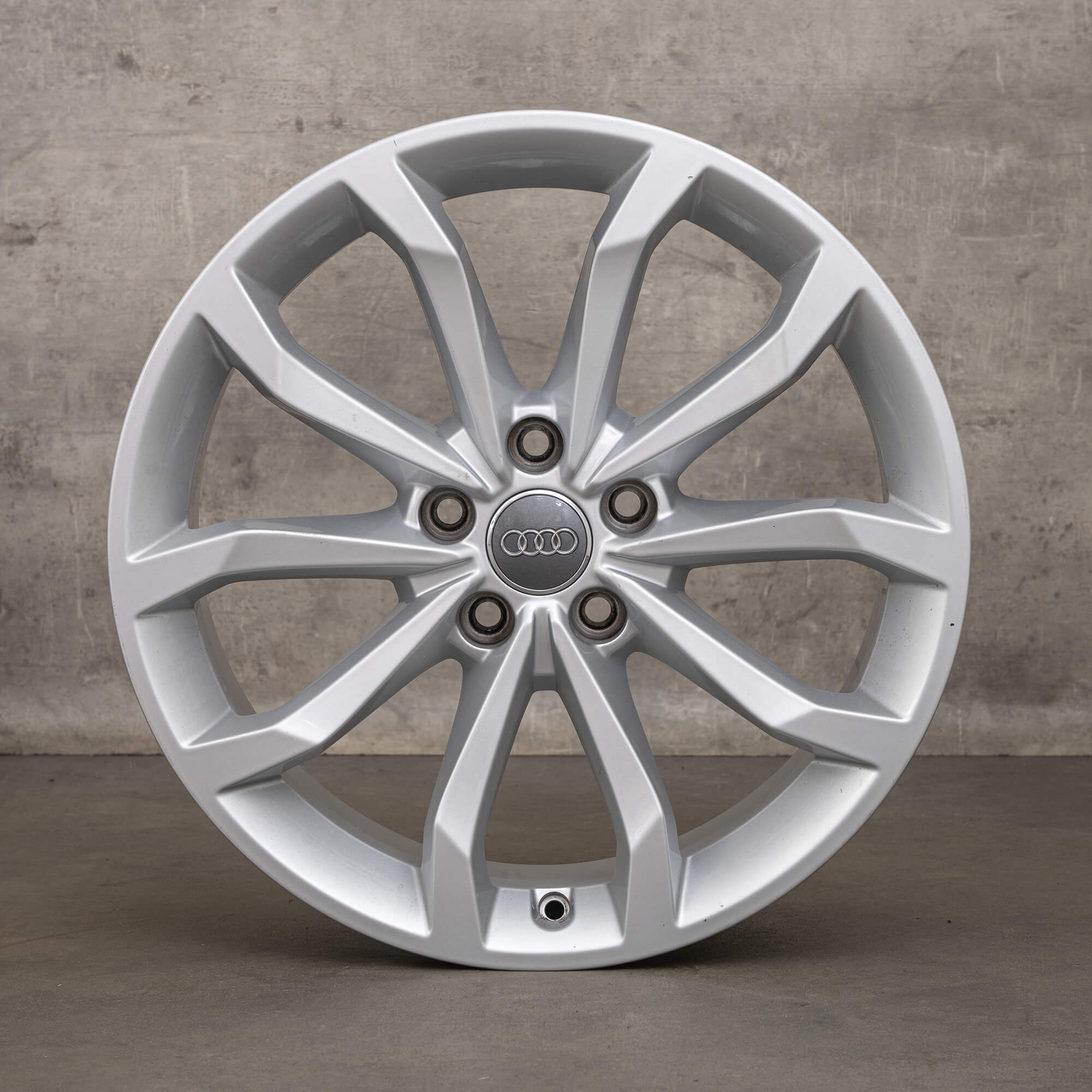 Original Audi A4 S4 8W B9 18 tums fälgar 8W0601025H silver 2015-20**