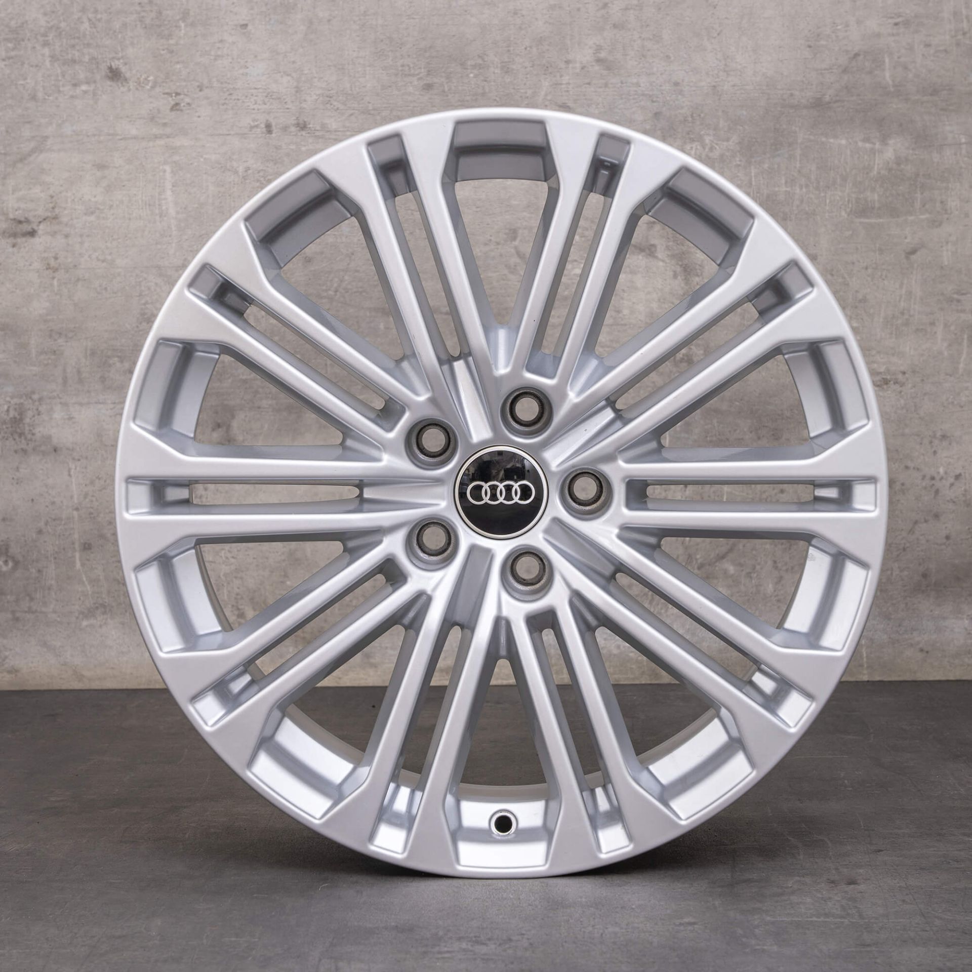 Original Audi A5 S5 Felgen 18 Zoll F5 8W B9 8W0601025EE silber