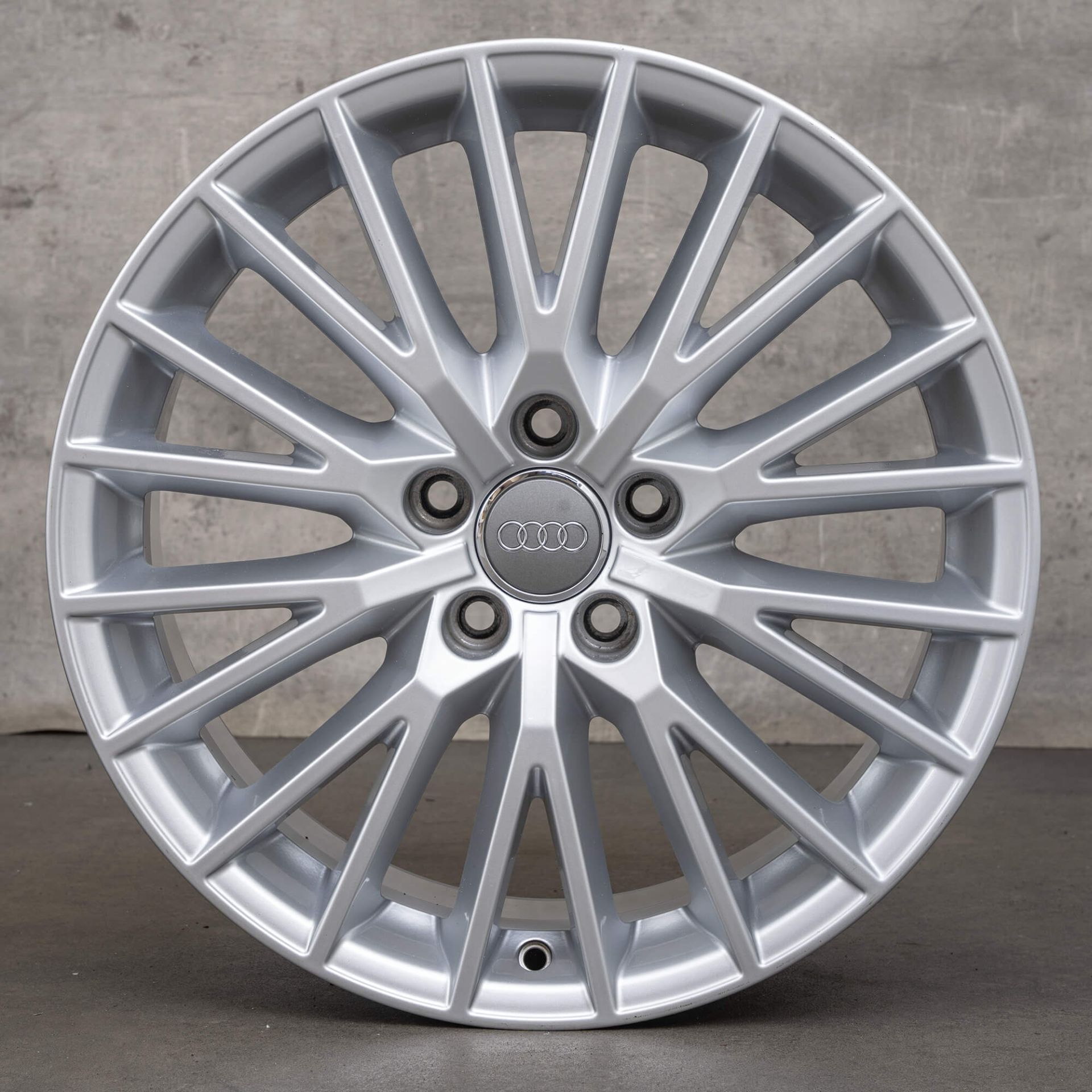 Audi TT TTS 8S 18 inch rims 8S0601025D 10 V spoke design S-Line